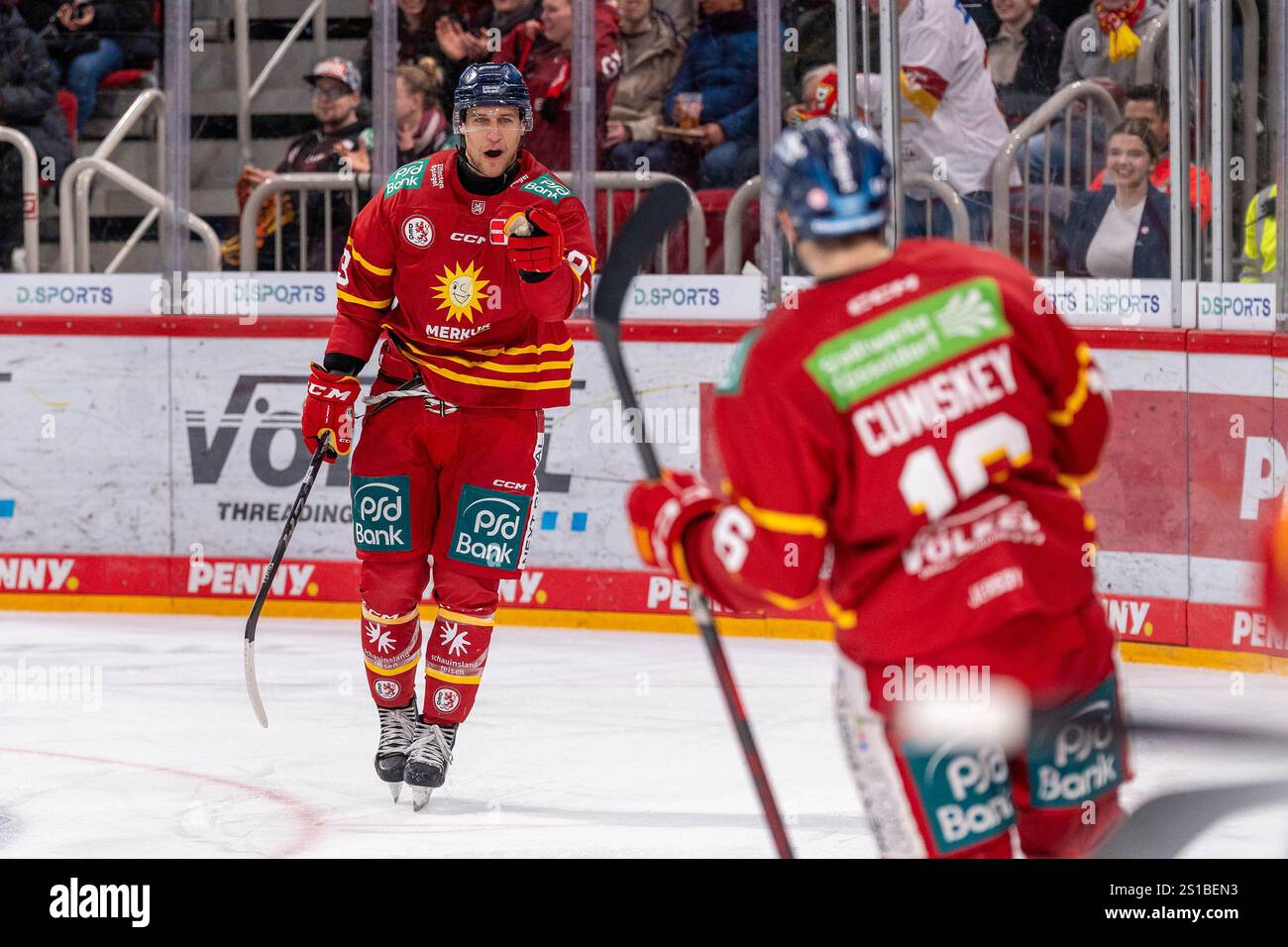 Torschuetze Tyler Gaudet (Duesseldorfer EG, #93) feiert sein 2:1 Tor ...