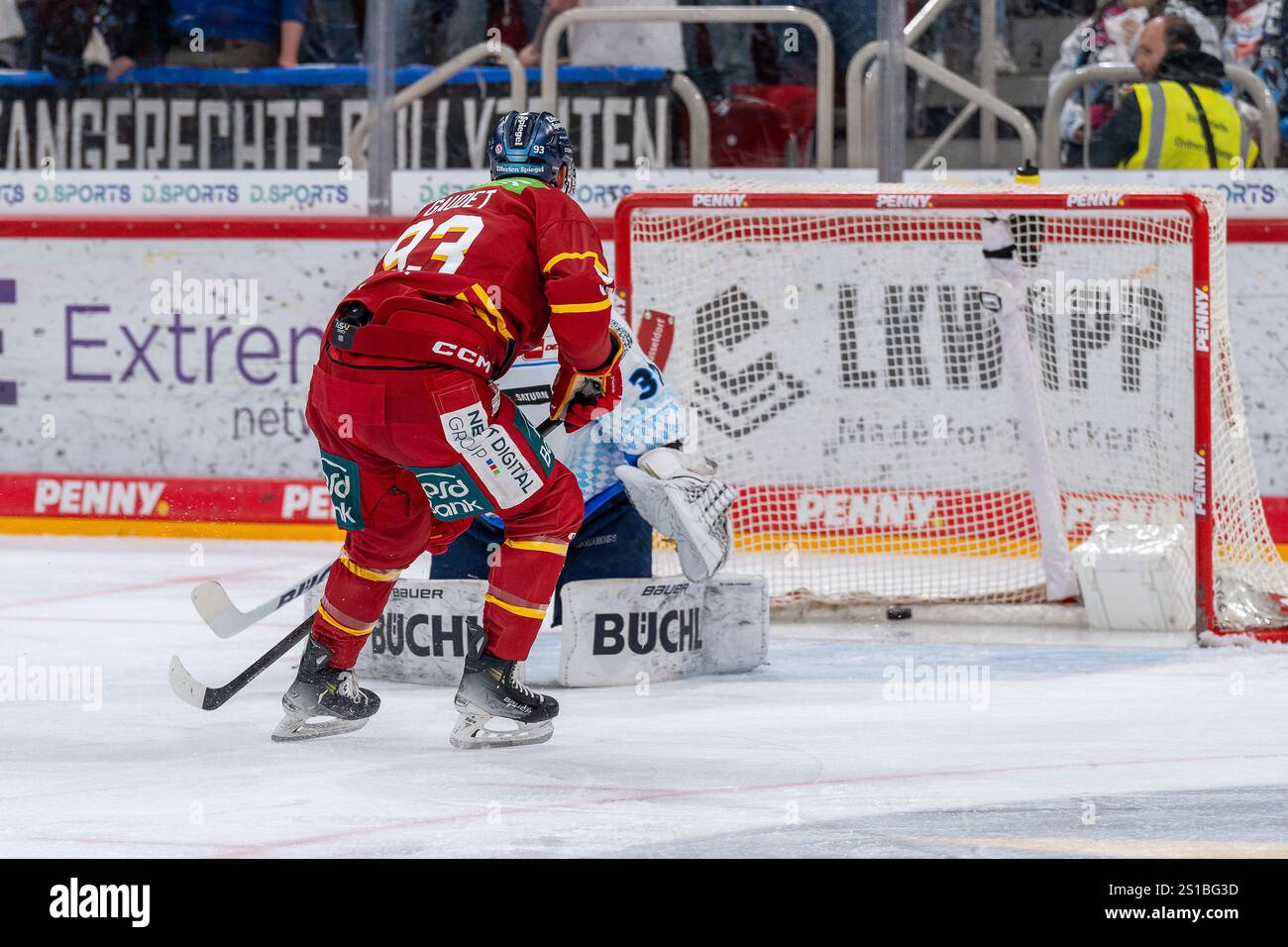 Tyler Gaudet (Duesseldorfer EG, #93) versenkt den Puck im Netz, GER ...