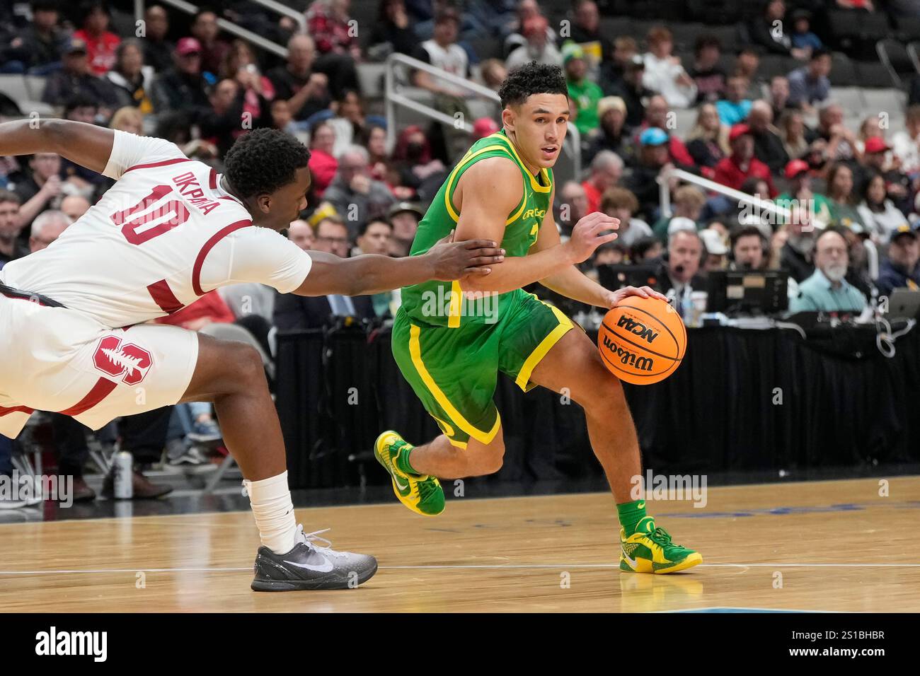 Oregon guard Jackson Shelstad, right, drives to the basket against ...