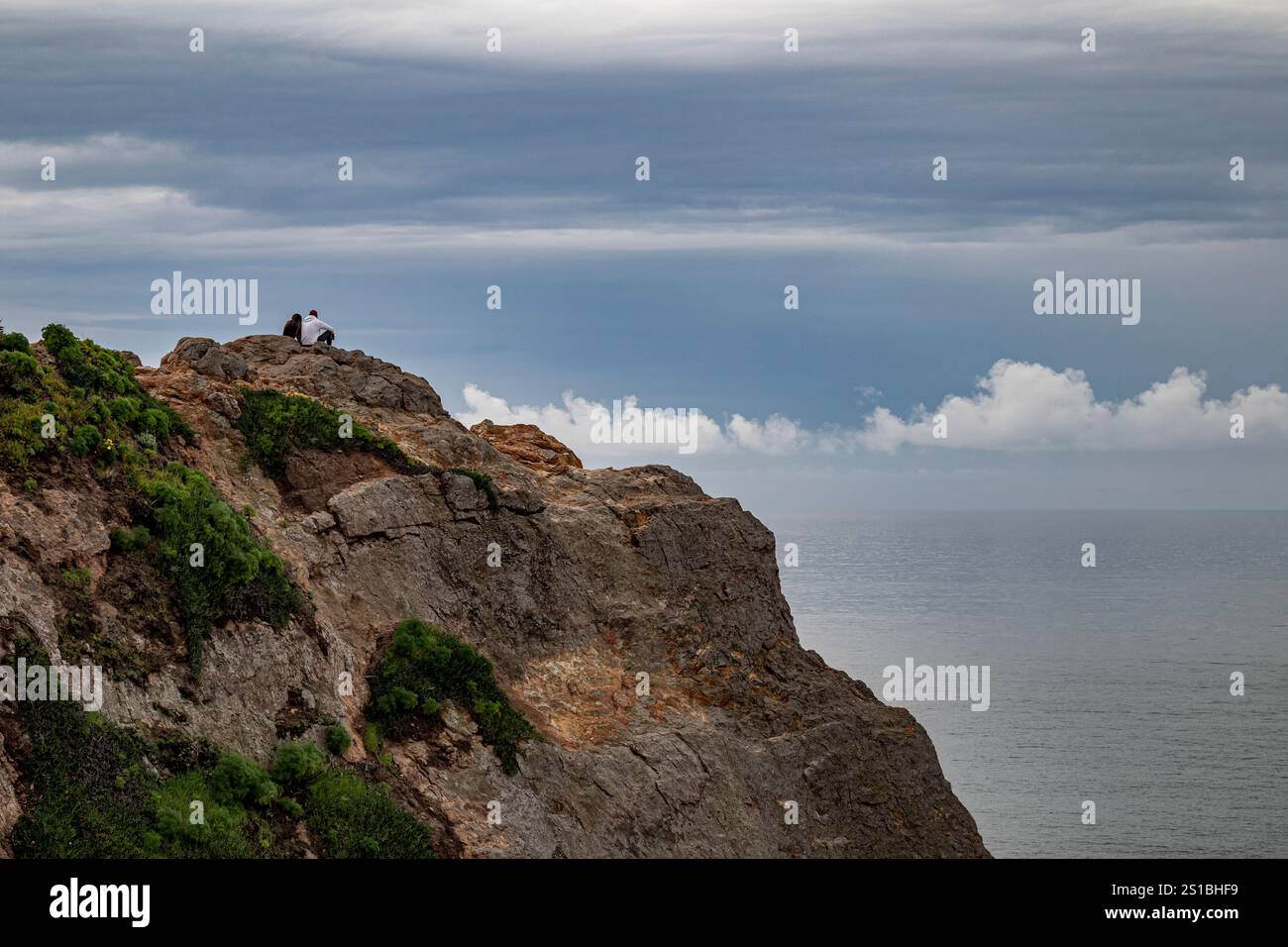 Couple looking out over Pacific Ocean from Point Dume, Malibu ...