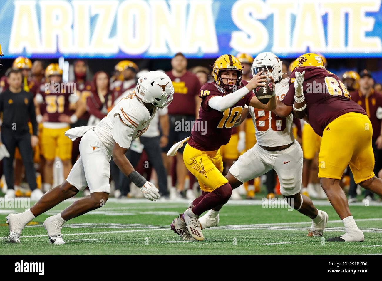 ATLANTA, GA - JANUARY 01: Edge Rusher Colin Simmons #11 of the Texas ...