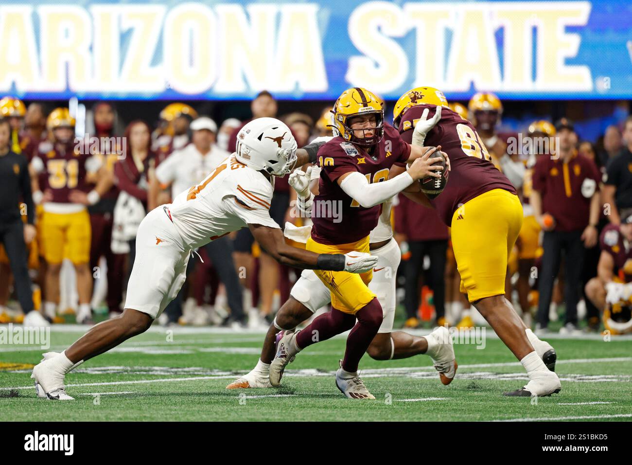 ATLANTA, GA - JANUARY 01: Edge Rusher Colin Simmons #11 of the Texas ...