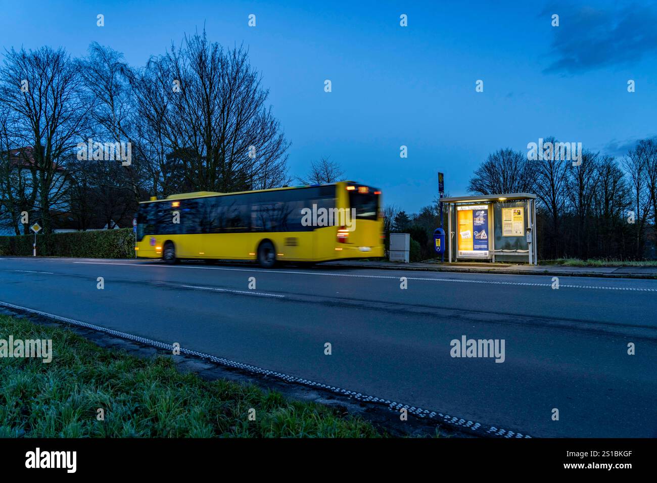 Bushaltestelle Am Treppchen, am Abend, beleuchtet, Meisenburger Straße ...