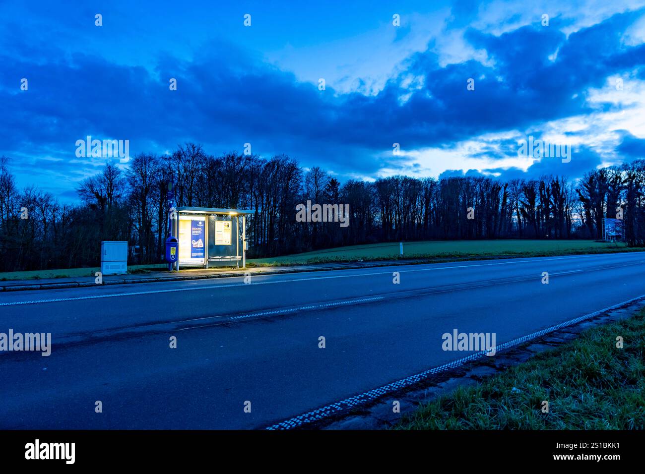 Bushaltestelle Am Treppchen, am Abend, beleuchtet, Meisenburger Straße ...