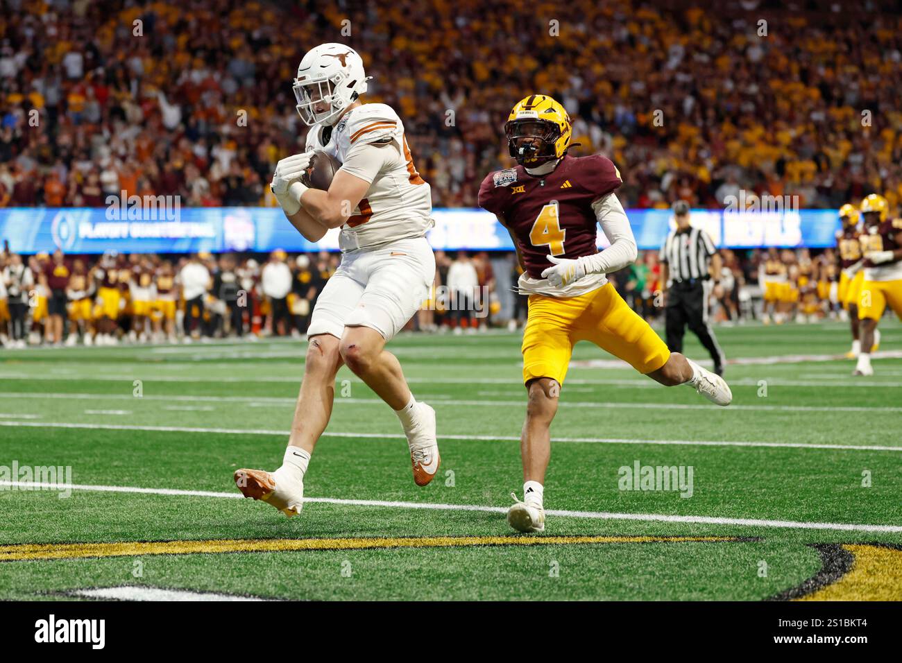 ATLANTA, GA - JANUARY 01: Tight End Gunnar Helm #85 of the Texas ...