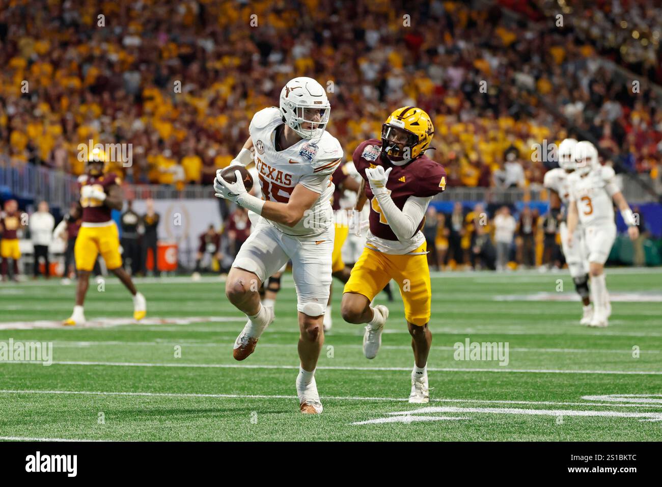 ATLANTA, GA - JANUARY 01: Tight End Gunnar Helm #85 of the Texas ...
