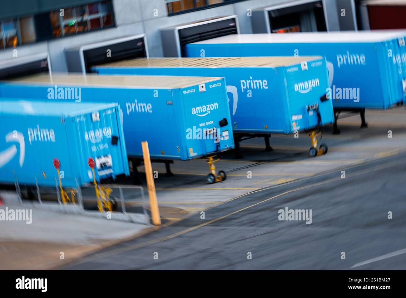 Hof An Der Saale, Germany. 20th Dec, 2024. Semi-trailers with the ...