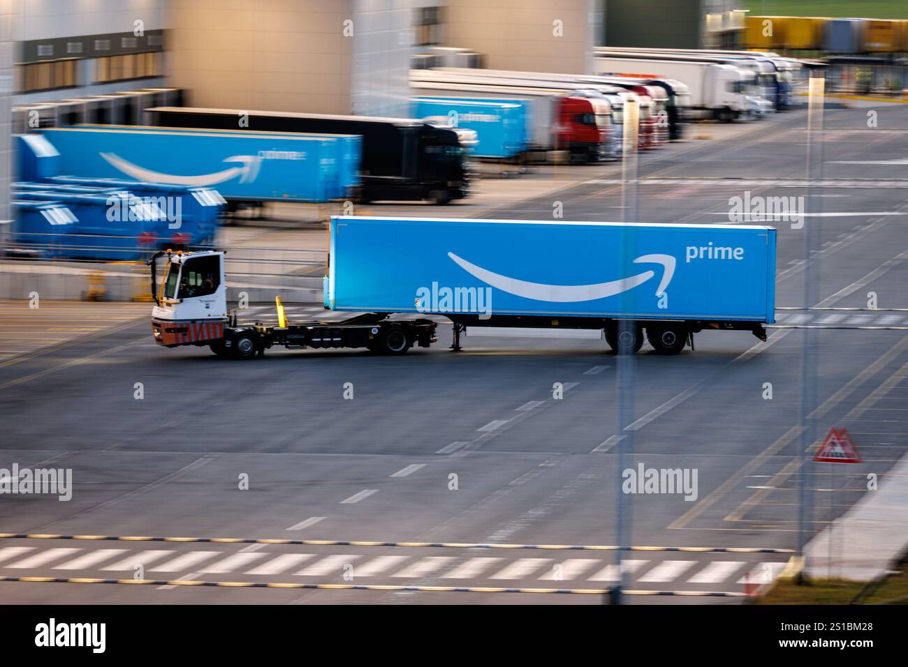Hof An Der Saale, Germany. 20th Dec, 2024. A transport vehicle with a ...