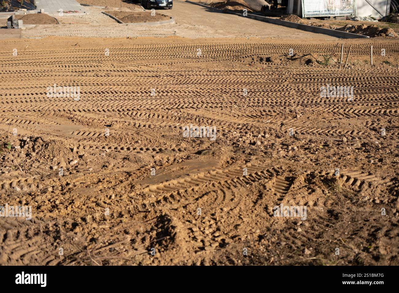 photo Detailed Examination of Construction Site Tire Tracks on Muddy ...