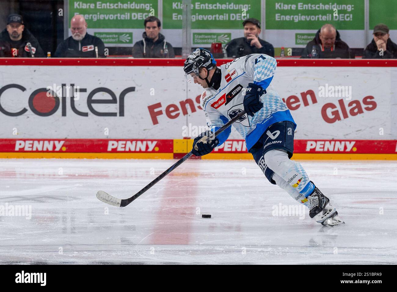 Wayne Simpson (ERC Ingolstadt, #21) mit dem Puck auf dem Weg zum ...