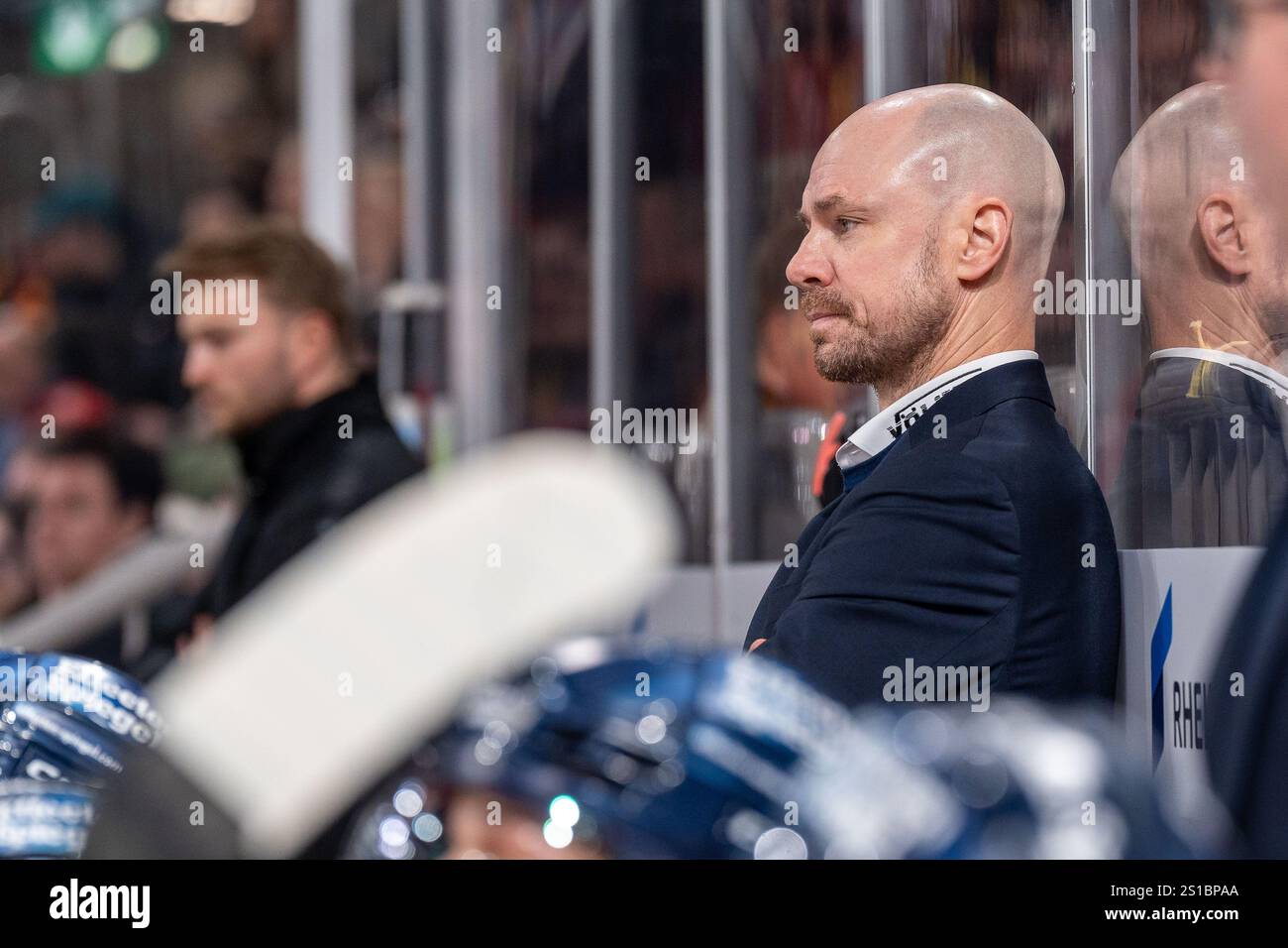 Steven Reinprecht (Duesseldorfer EG, Trainer) auf der Bank, GER ...