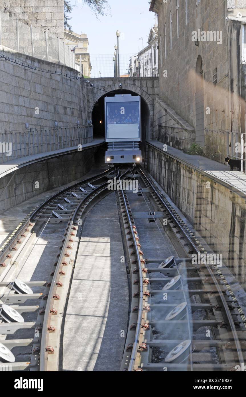 Old town Porto, city cable car runs along buildings on a steep incline ...