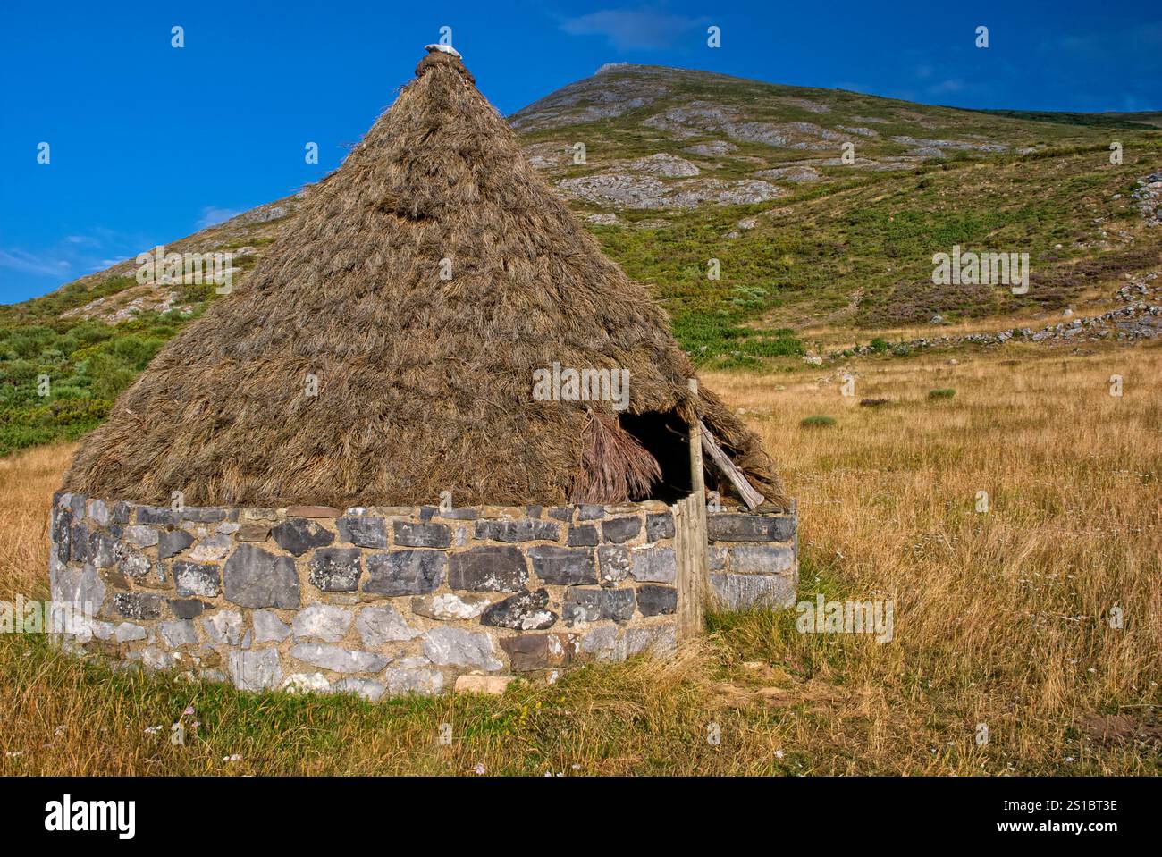 Shepherds Hut. Isoba Lake. Puebla de Lillo. Montaña de Riaño y Mampodre ...