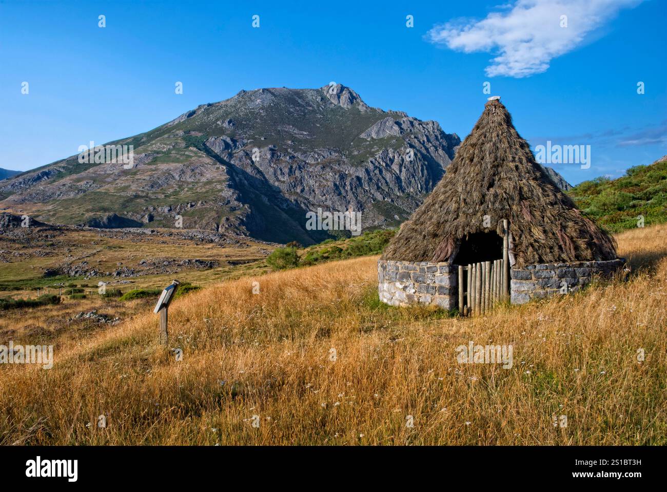 Shepherds Hut. Isoba Lake. Puebla de Lillo. Montaña de Riaño y Mampodre ...