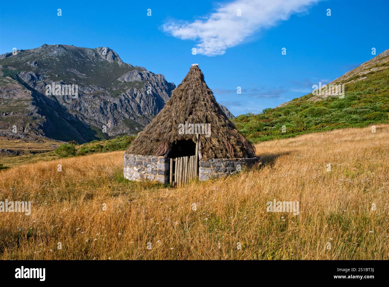 Shepherds Hut. Isoba Lake. Puebla de Lillo. Montaña de Riaño y Mampodre ...