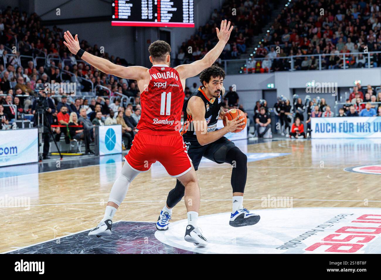Kevin Wohlrath (Bamberg Baskets, #11), Marcio Santos (ratiopharm Ulm ...