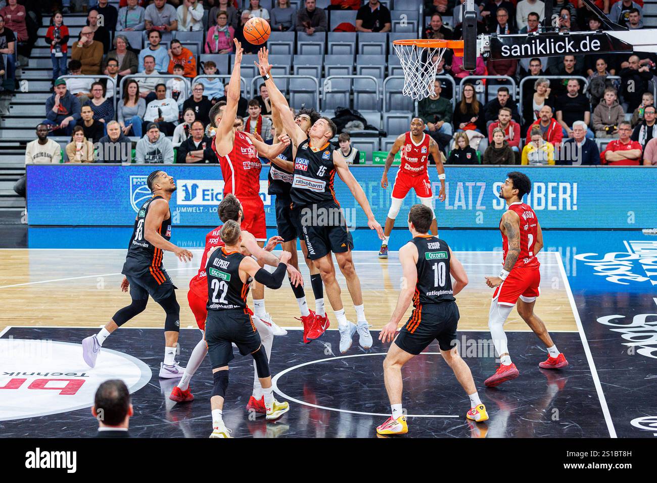 Filip Stanic (Bamberg Baskets, #65), Isaiah Roby (ratiopharm Ulm, #15 ...