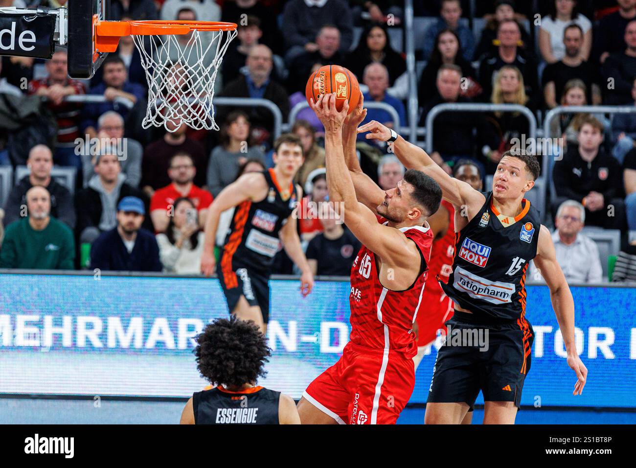 Filip Stanic (Bamberg Baskets, #65), Isaiah Roby (ratiopharm Ulm, #15 ...