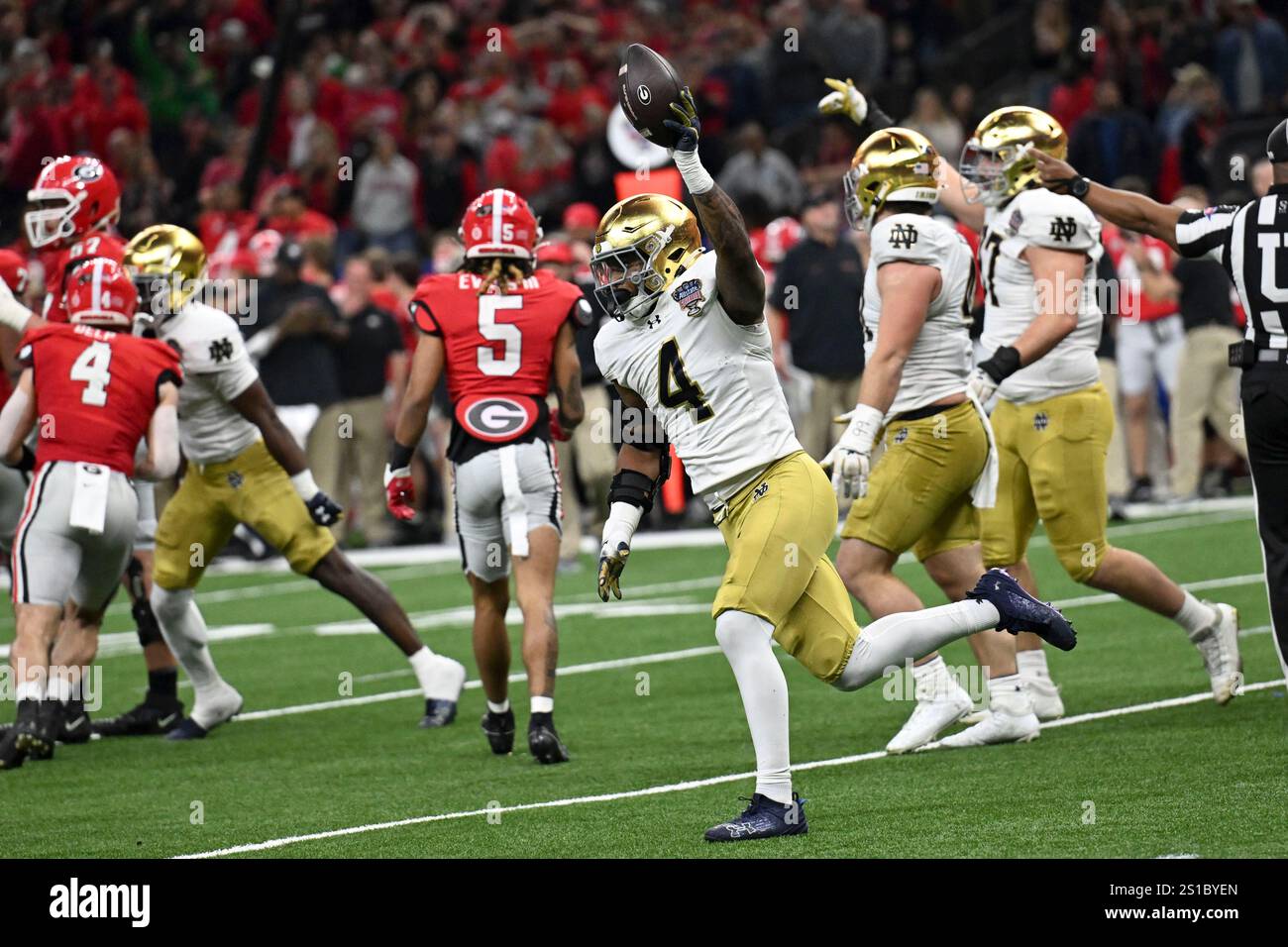 Notre Dame linebacker Jaiden Ausberry (4) celebrates after recovering a ...