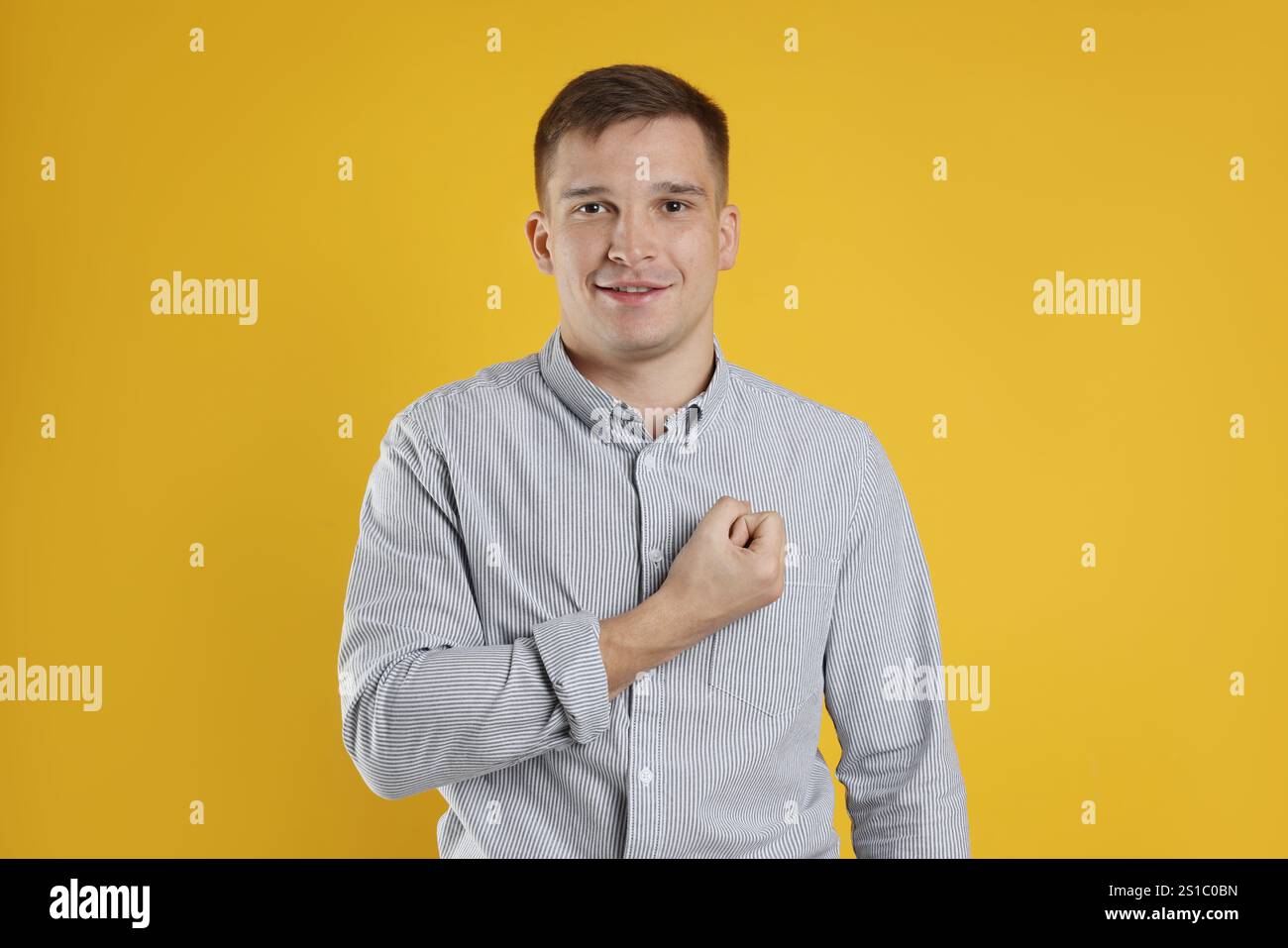 Man making promise on orange background. Oath gesture Stock Photo - Alamy