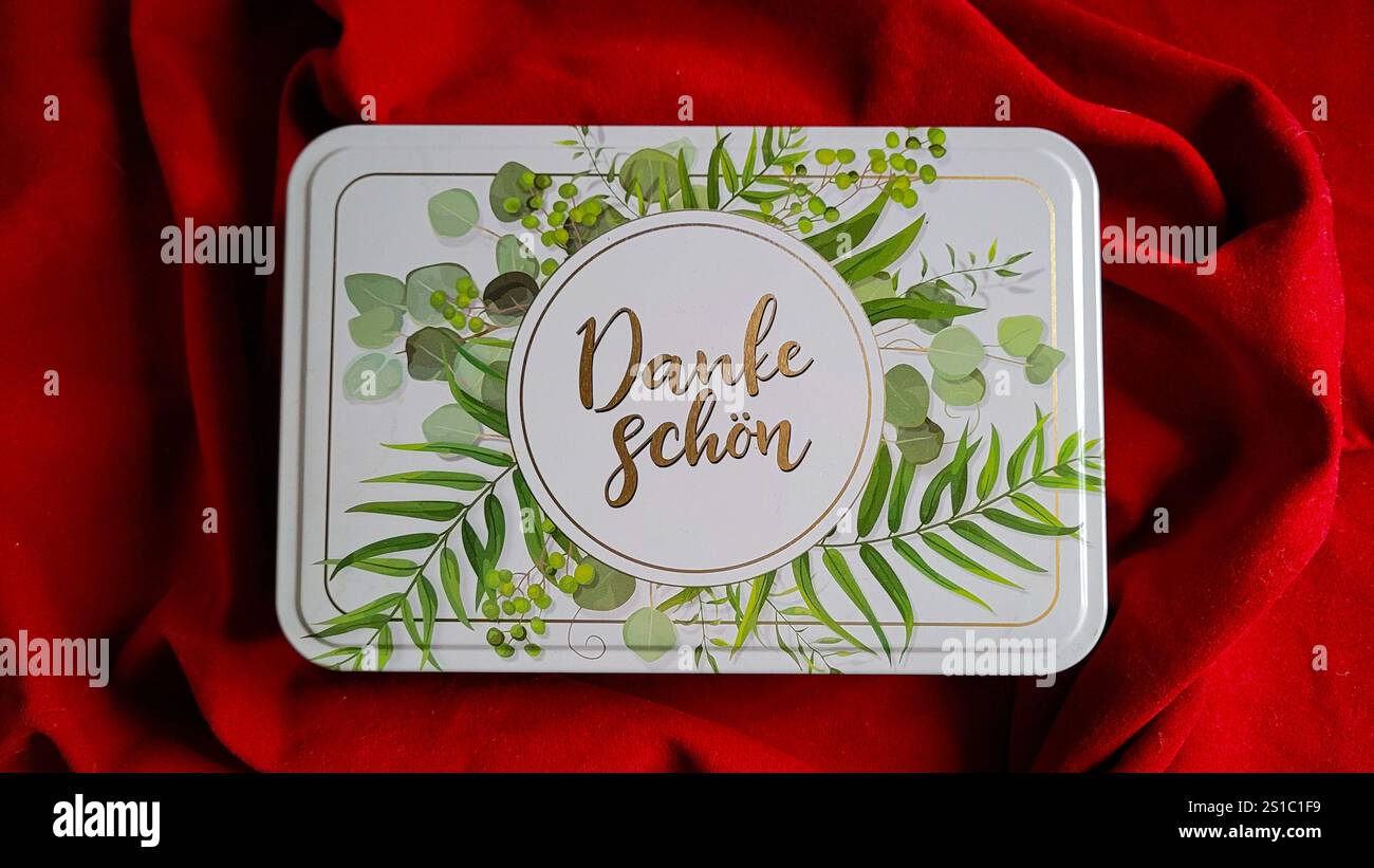 The tin box with a floral pattern and the inscription Danke schoen in ...