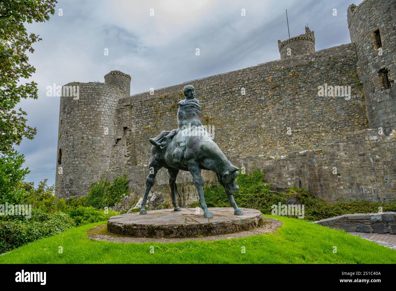 The Two Kings (sculptor Ivor Robert-Jones, 1984) near Harlech Castle ...