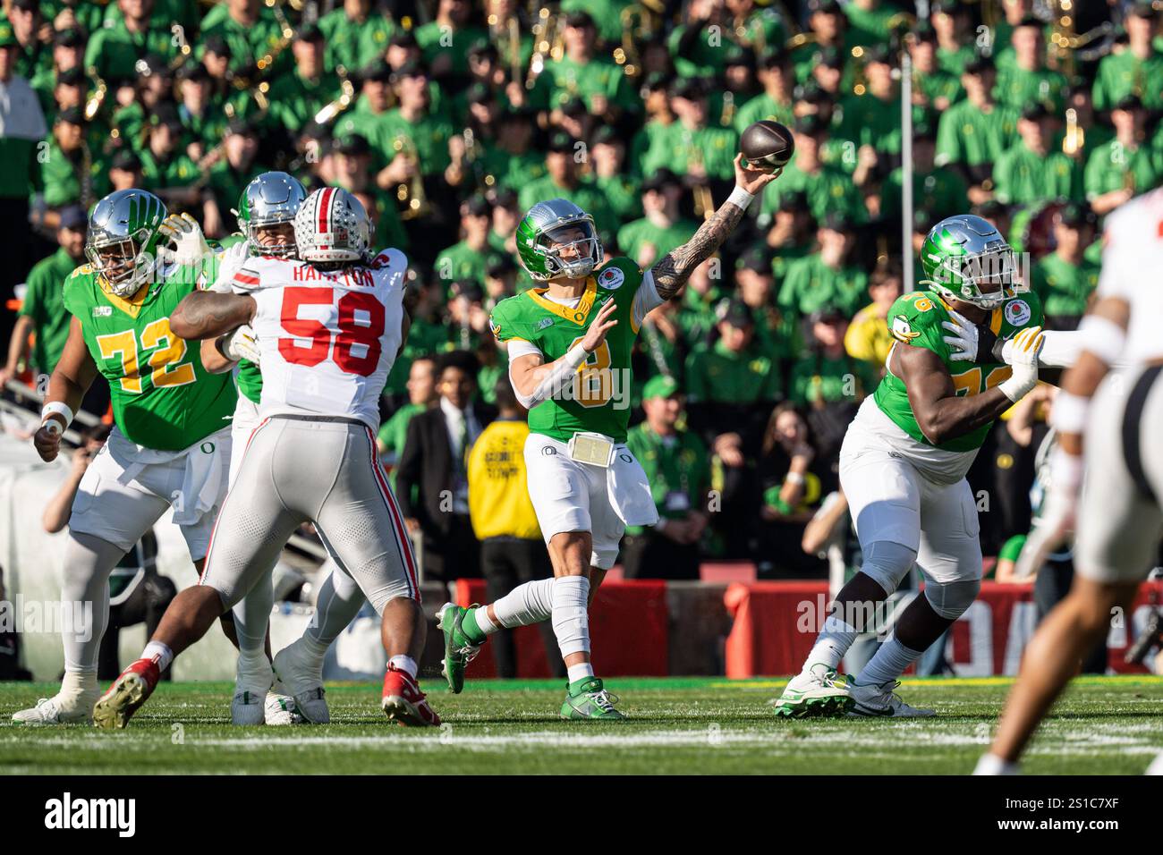 Oregon Ducks quarterback Dillon Gabriel (8) throws a pass during the ...