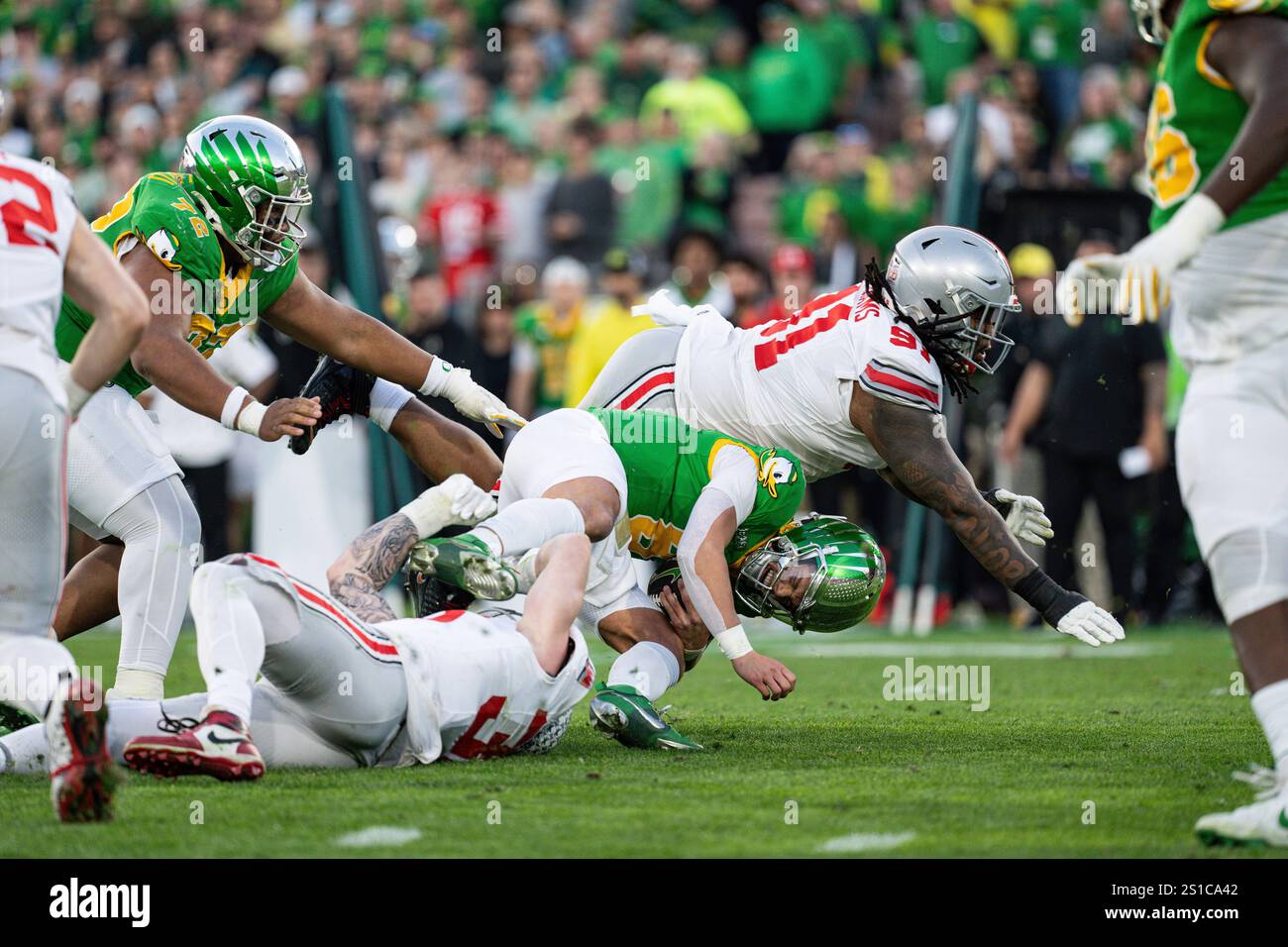 Pasadena, United States. 01st Jan, 2025. Oregon Ducks quarterback ...