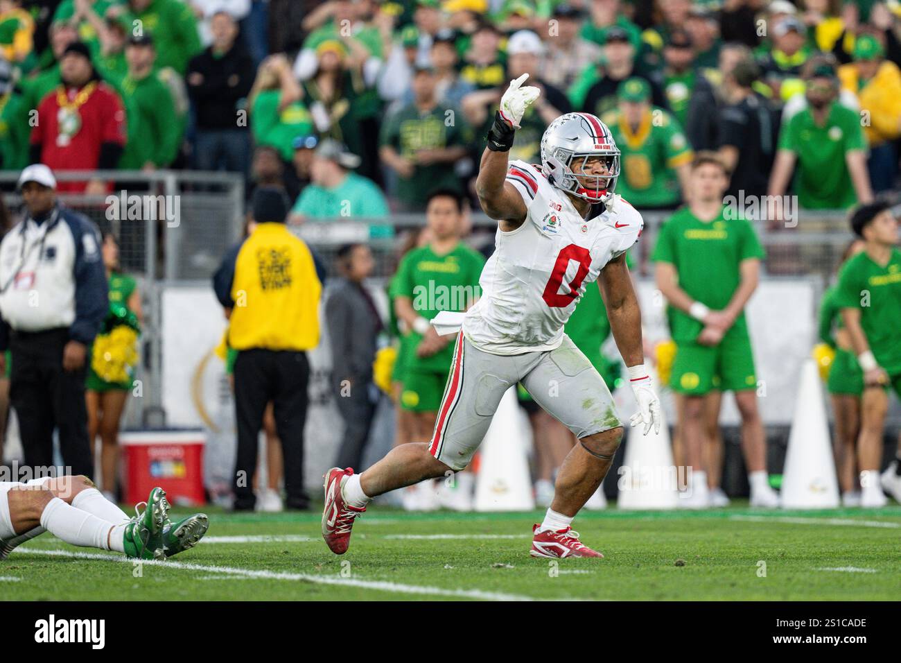 Pasadena, United States. 01st Jan, 2025. Ohio State Buckeyes linebacker ...