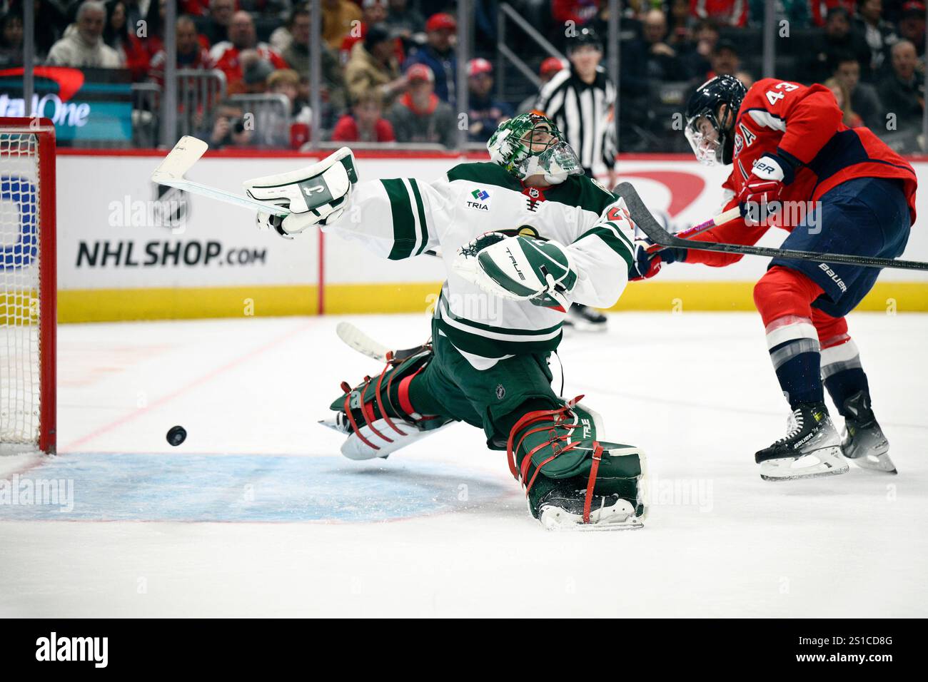 Washington Capitals right wing Tom Wilson (43) scores a goal past ...
