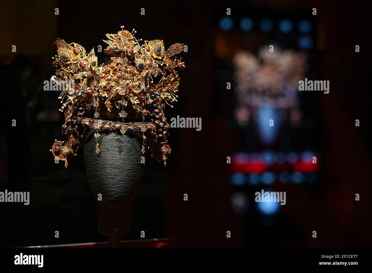 Gold inlaid precious silk five phoenix crown hi-res stock photography ...