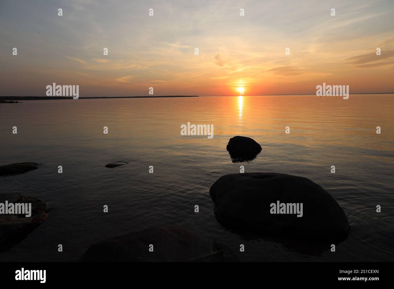 Sun setting over tranquil lake hi-res stock photography and images - Alamy