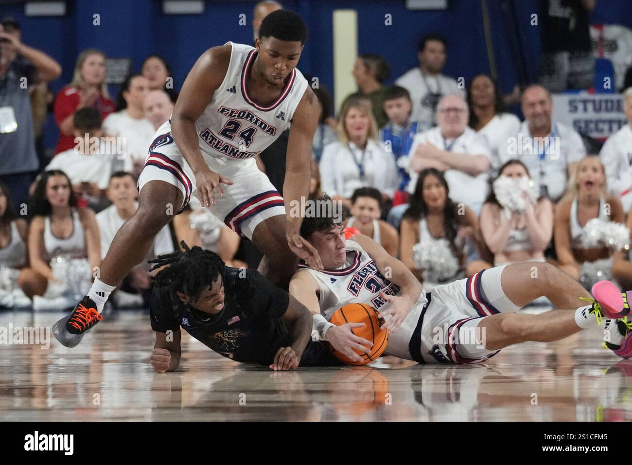 Florida Atlantic guards Niccolo Moretti (25), KyKy Tandy (24) and ...