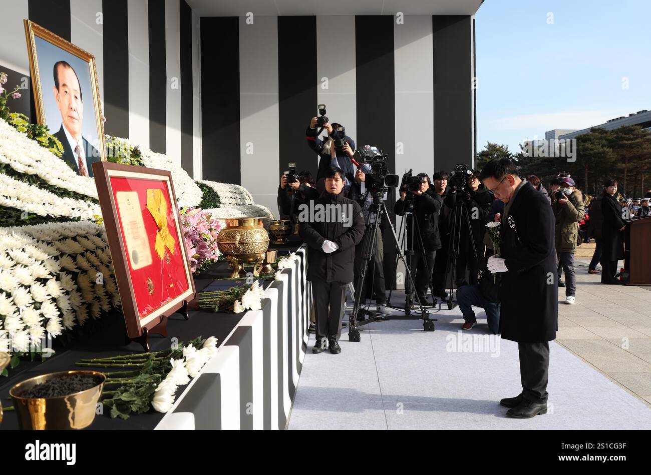 Memorial service for ex-Assembly Speaker Kim Soo-han Acting President Choi Sang-mok places a ...