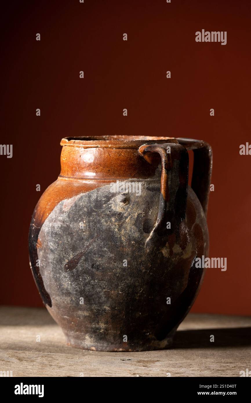 Old broken terracotta vase, handmade antique object Stock Photo - Alamy