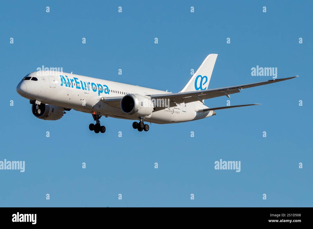 Aeropuerto de Madrid Barajas. Avión de línea de largo radio Boeing 787 ...