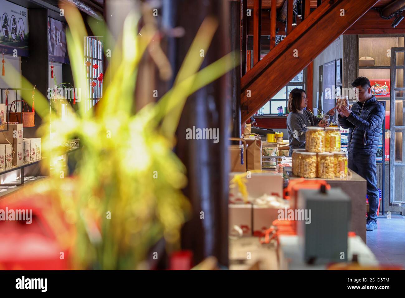 (250103) -- NINGBO, Jan. 3, 2025 (Xinhua) -- Customers purchase rice ...