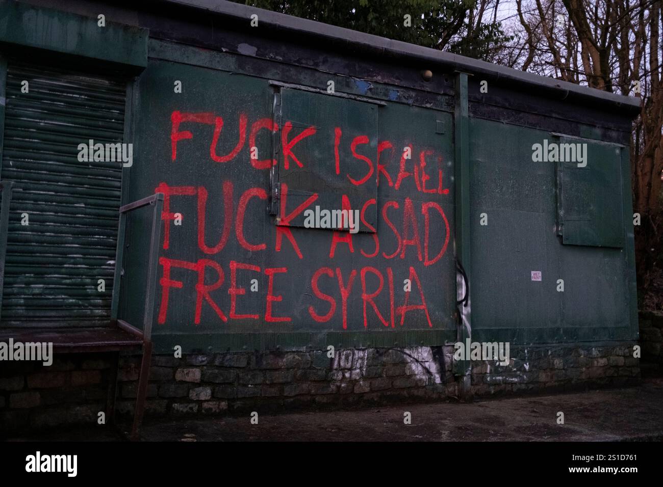 In the gloaming of dawn, in Queen’s Park, in Glasgow, Scotland, 2 ...