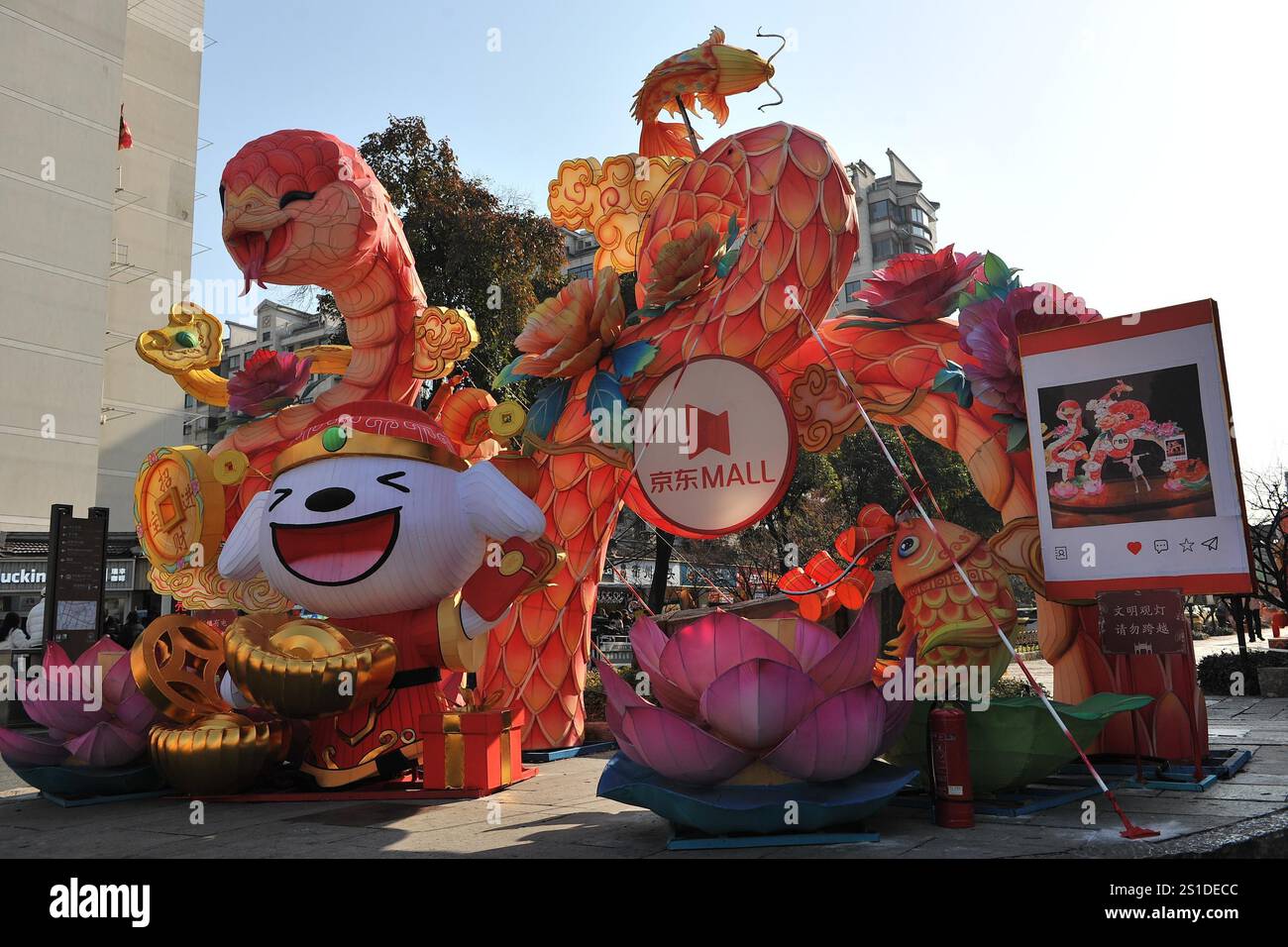 Tourists visit the Laomendong scenic area to welcome the New Year in ...