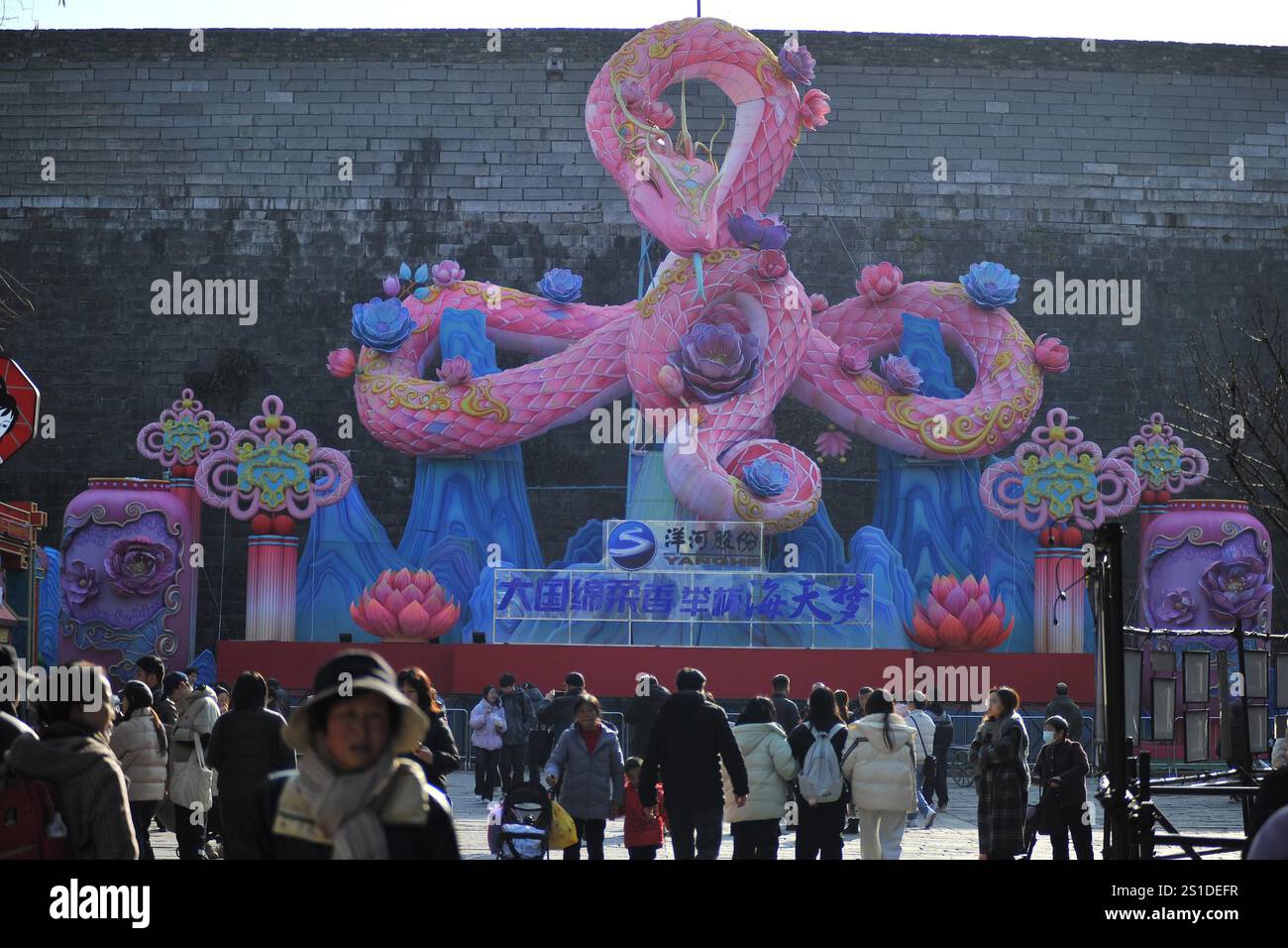 Tourists visit the Laomendong scenic area to welcome the New Year in ...