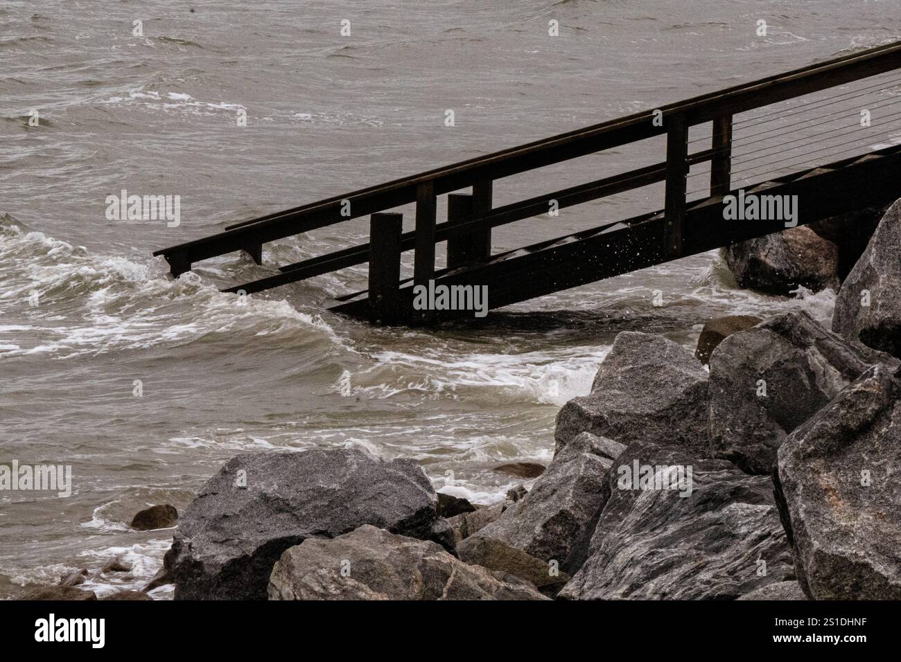 Waves hitting the steps hi-res stock photography and images - Alamy