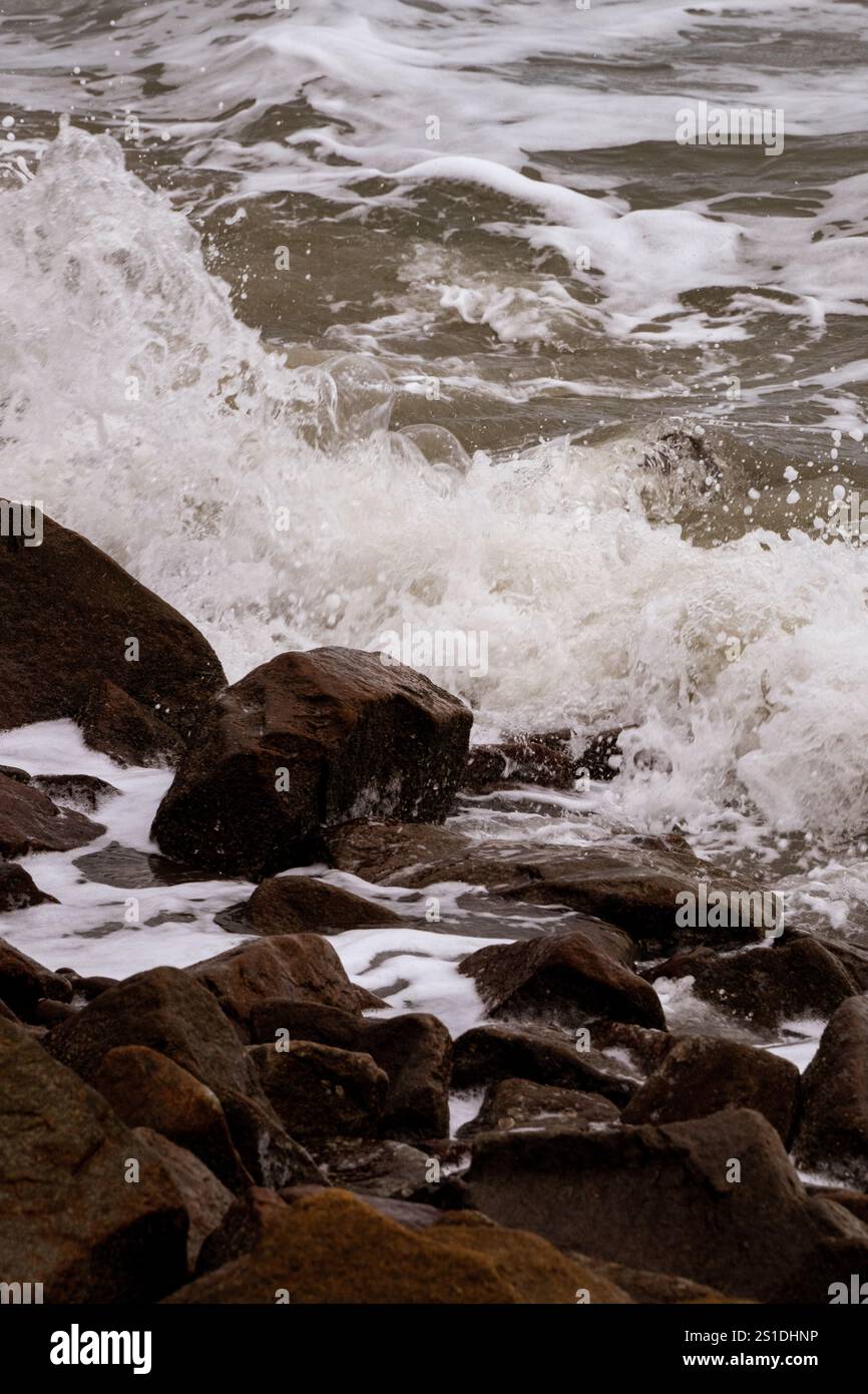 Crashing breaking scenic water atlantic hi-res stock photography and ...