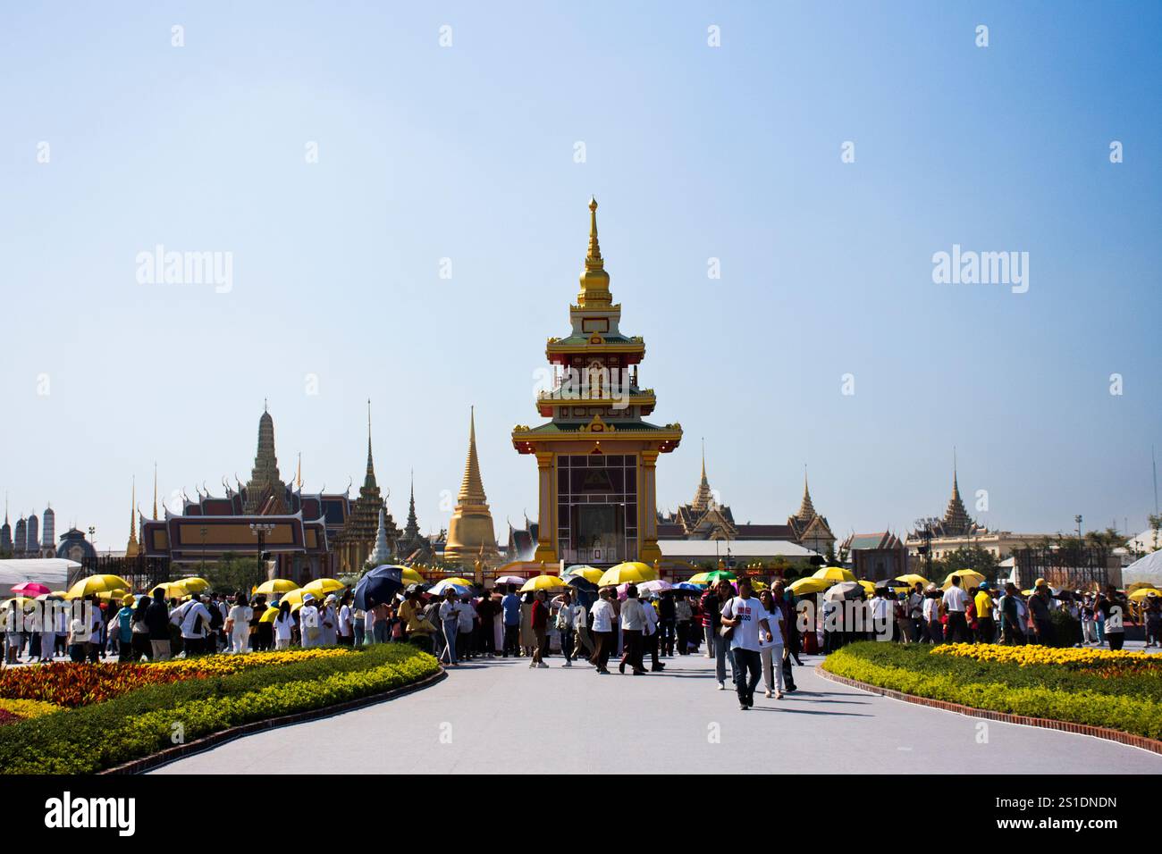 Sacred relics of Buddha tooth from China enshrined in antique style ...