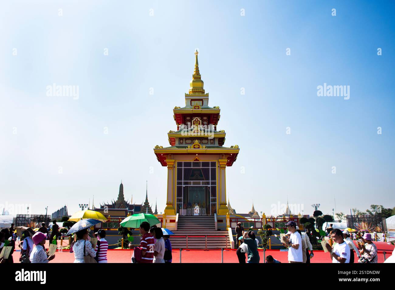 Sacred relics of Buddha tooth from China enshrined in antique style ...