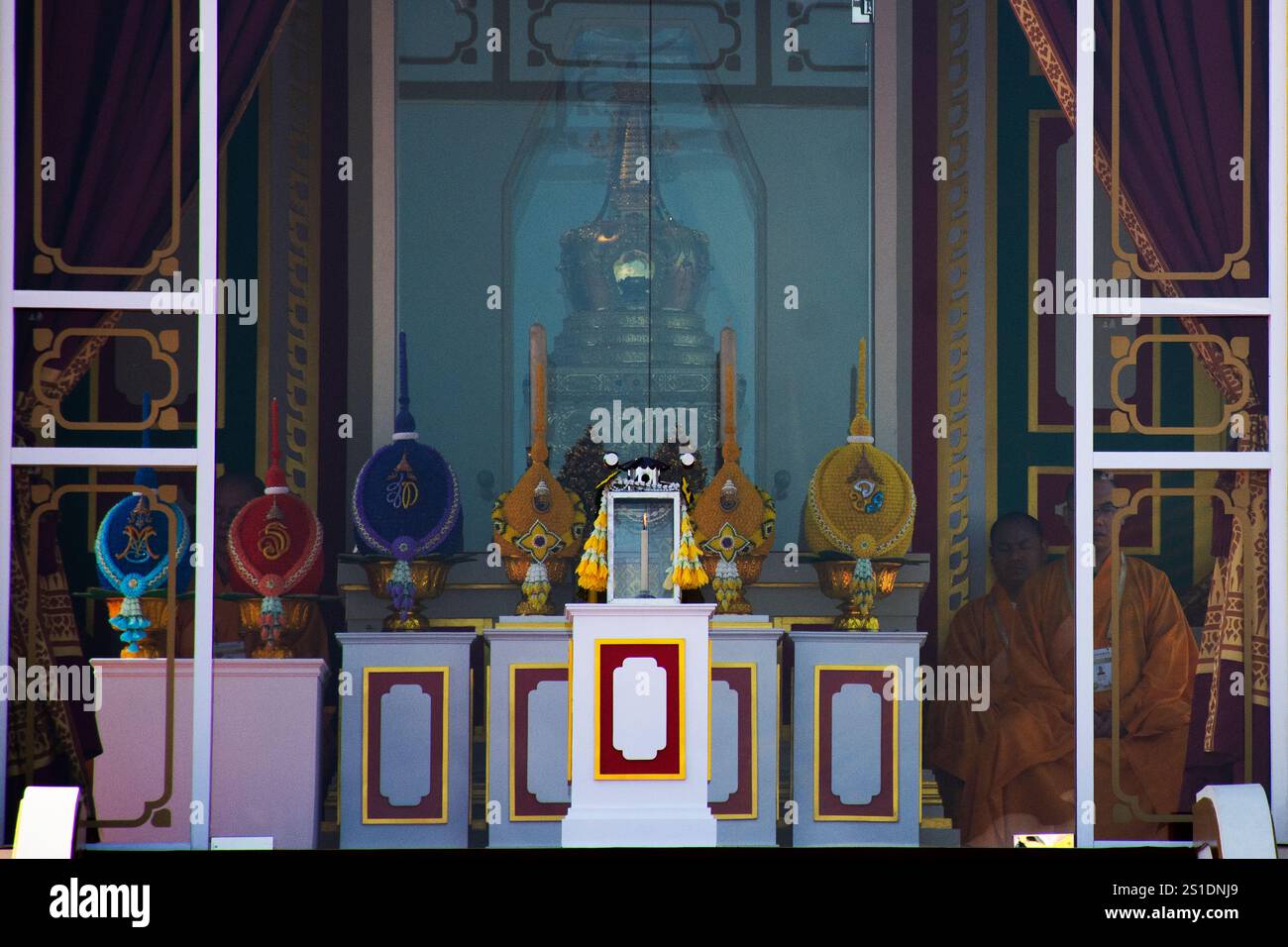 Sacred relics of Buddha tooth from China enshrined in antique style ...