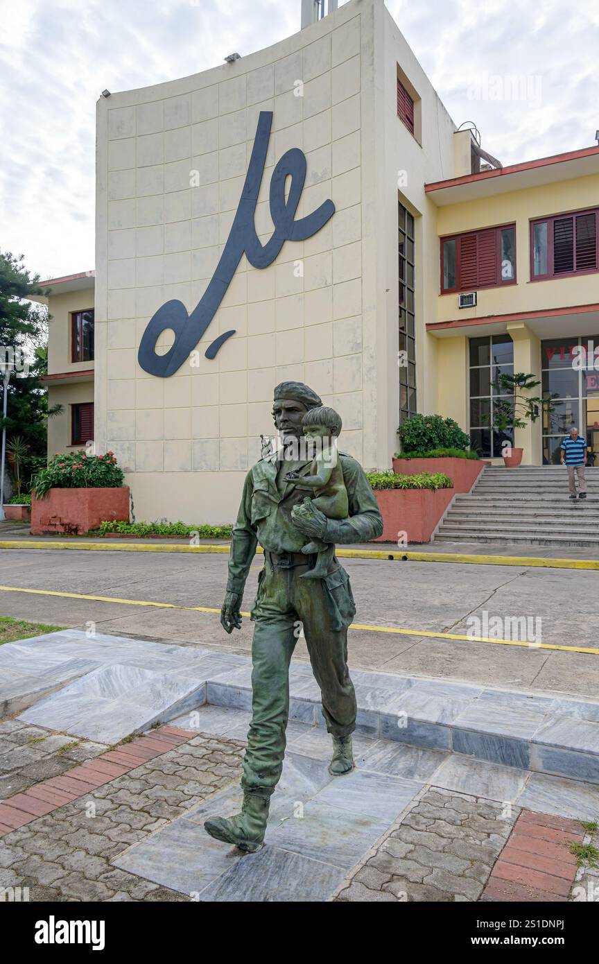 Statue of Ernesto Che Guevara at the provincial headquarters of the ...