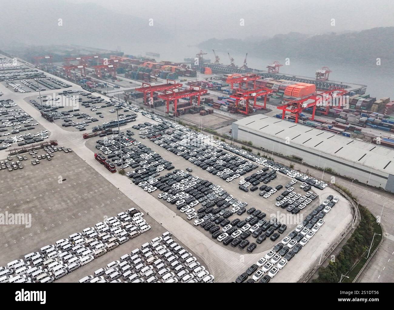 (250103) -- CHONGQING, Jan. 3, 2025 (Xinhua) -- An aerial drone photo taken on Jan. 2, 2025 ...