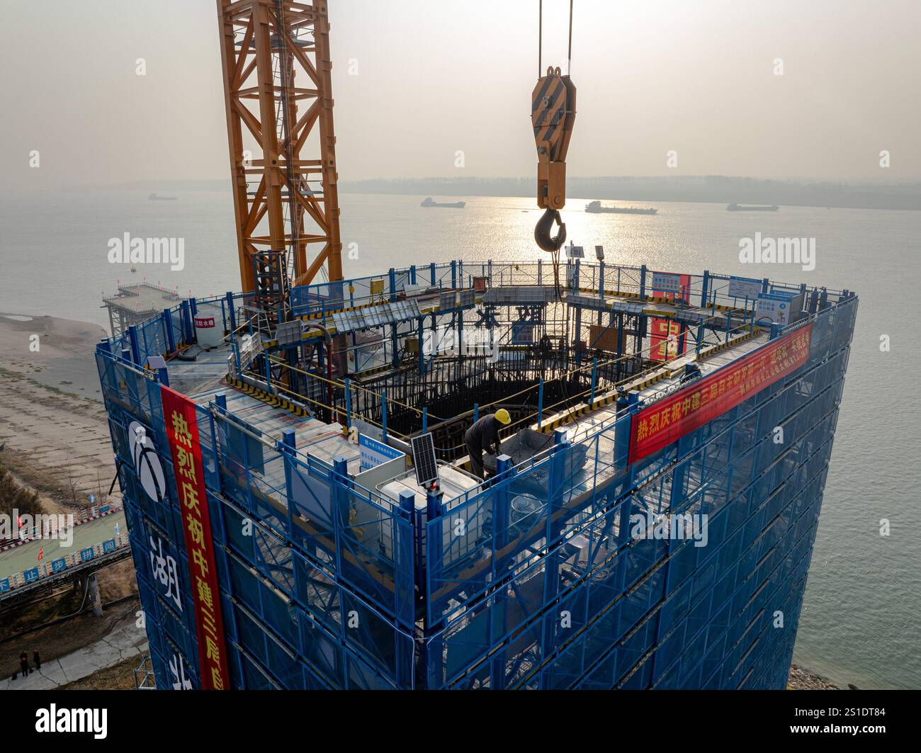 (250103) -- JINGZHOU, Jan. 3, 2025 (Xinhua) -- This aerial drone photo ...