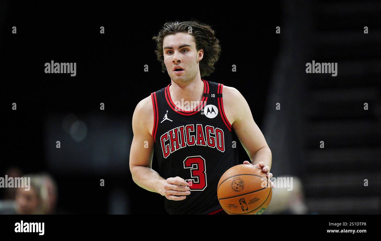 Chicago Bulls guard Josh Giddey (3) brings the ball up court against ...