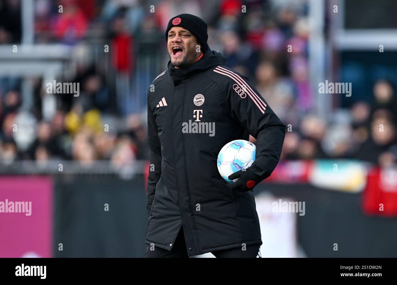 Munich, Germany. 03rd Jan, 2025. Soccer, Bundesliga, public training ...